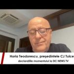 Pune un măr tăiat pe jumătate în interiorul puiului, înainte de-al băga ...